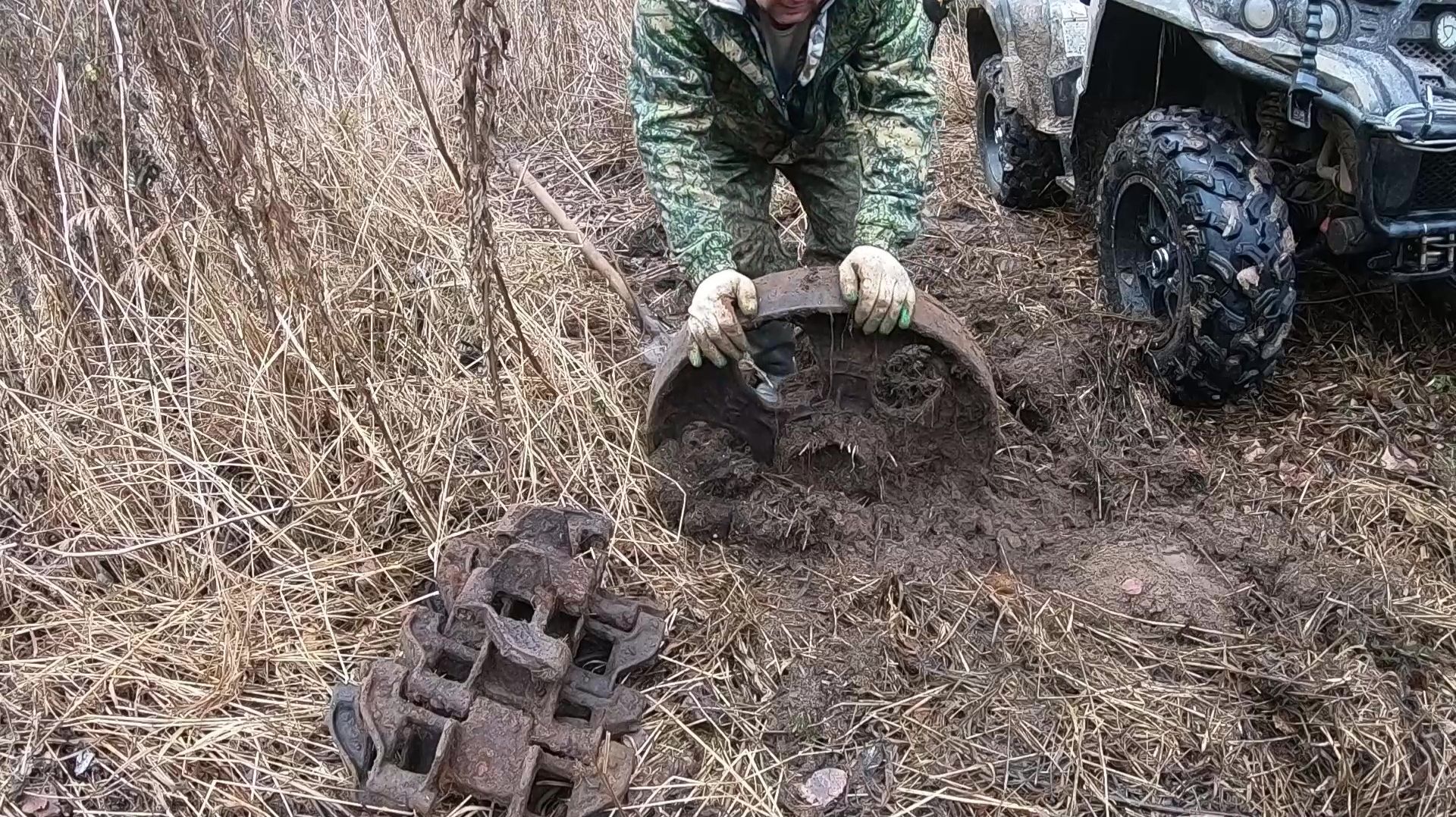 КОП МЕТАЛЛА ОКОЛО РЕКИ..ВЕРХОВОЕ ЖЕЛЕЗО..КАТКИ..ТРАКИ..ПРЯМО ВОЗЛЕ КВАДРОЦИКЛА ЧАСТЬ -1