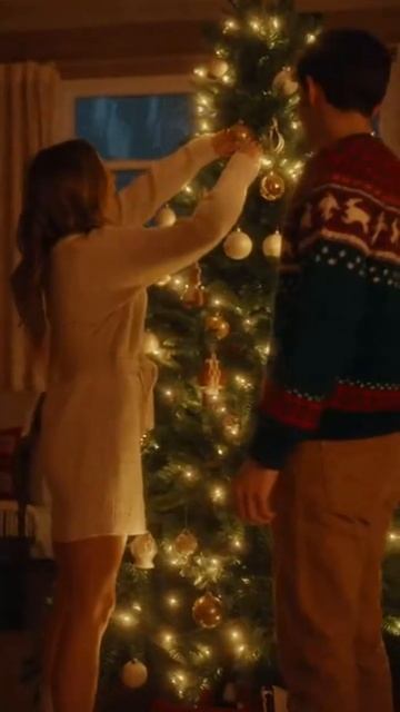Только огни, снег и она... 🌙✨ Как украсить ёлку молчанием
