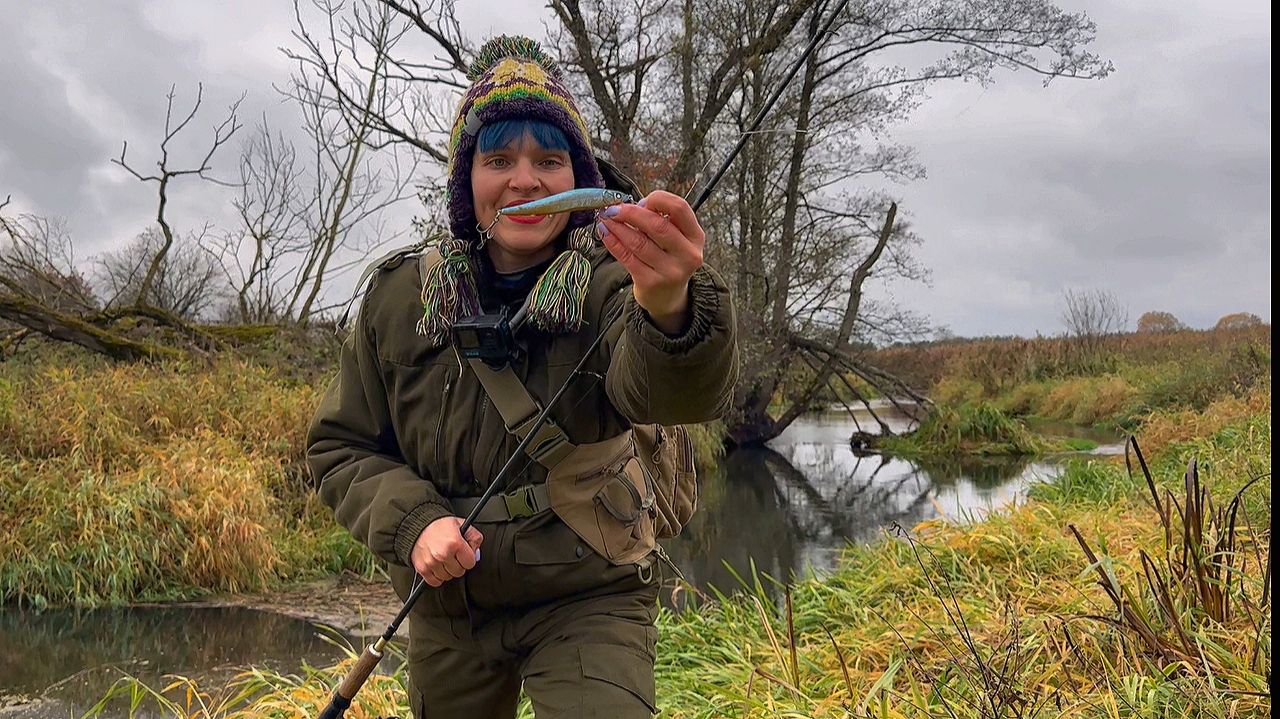 СО СПИННИНГОМ гуляю НА МАЛОЙ РЕКЕ. Пришла на берег ЗА ЩУКОЙ