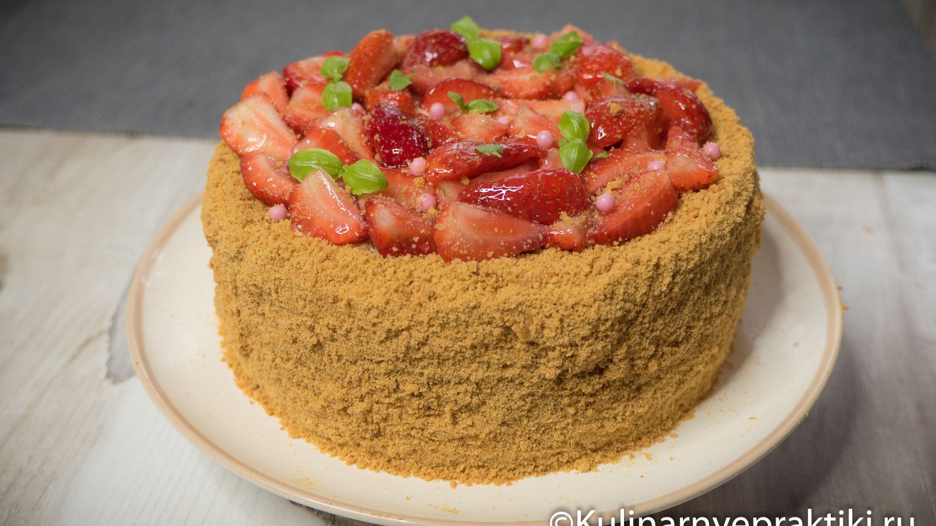 Карамельный медовик с ягодами. Насыщенный, но не приторный