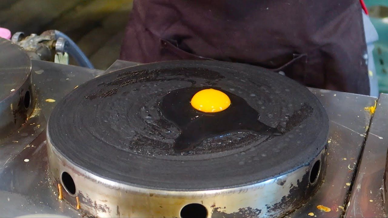 Черный блинчик с яйцом и сыром - уличная еда Бангкока