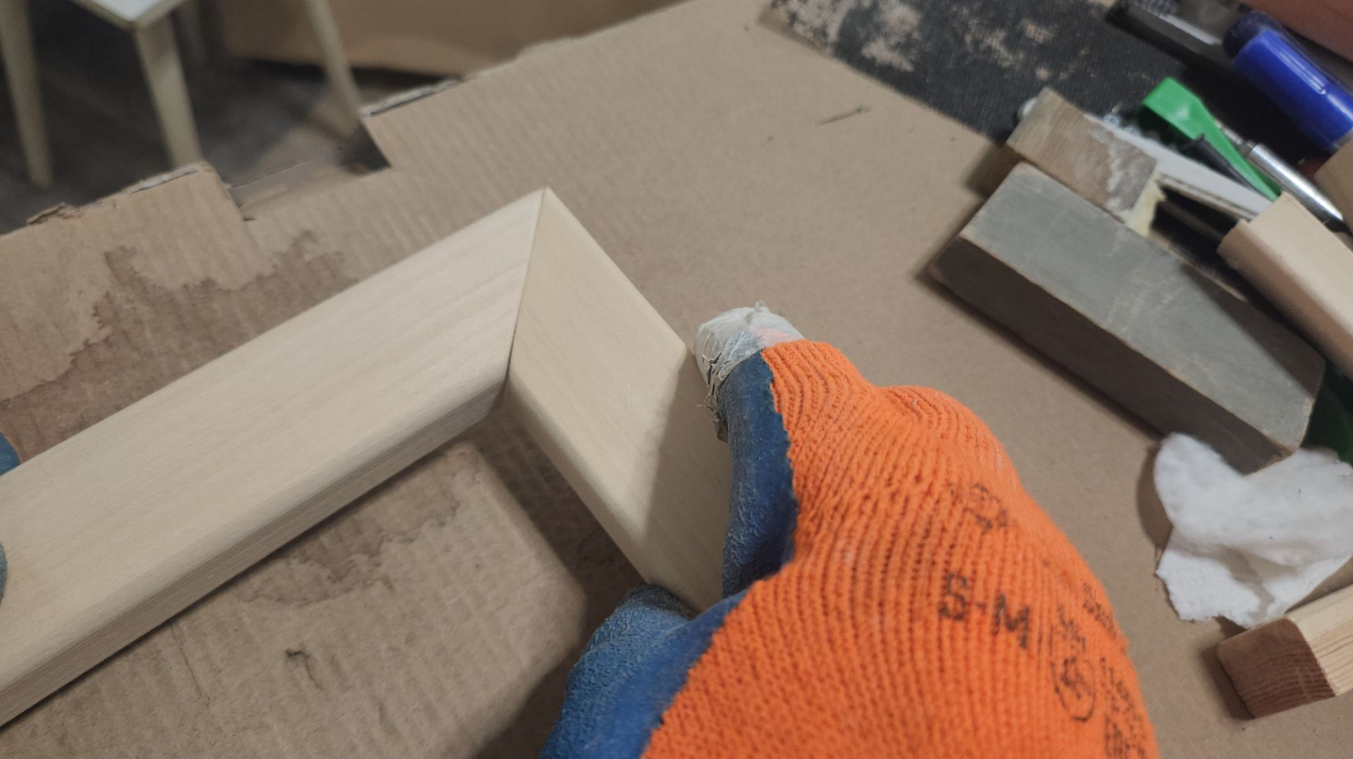 Хитрости при шлифовке деревянных уголков откосов 🪵🪟