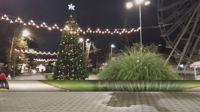 В Анапе включили новогоднюю иллюминацию