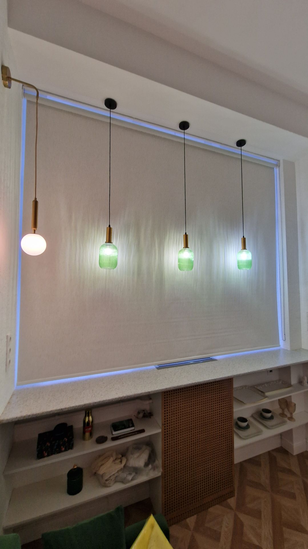 Свбодновисящая рулонная шторка в проем. Ткань Респект блэкаут белый лён.