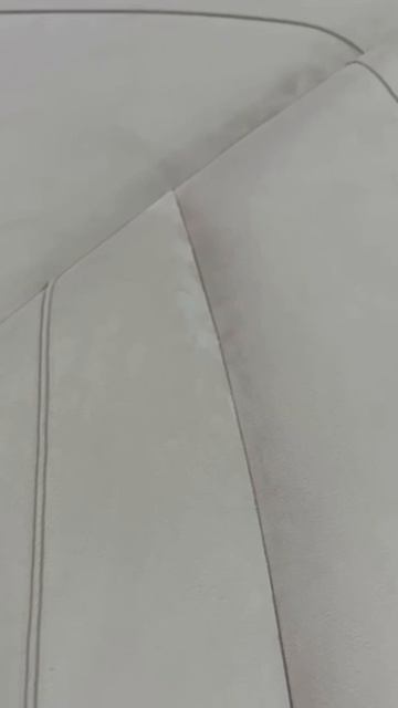 Мягкое изголовье кровати до потолка