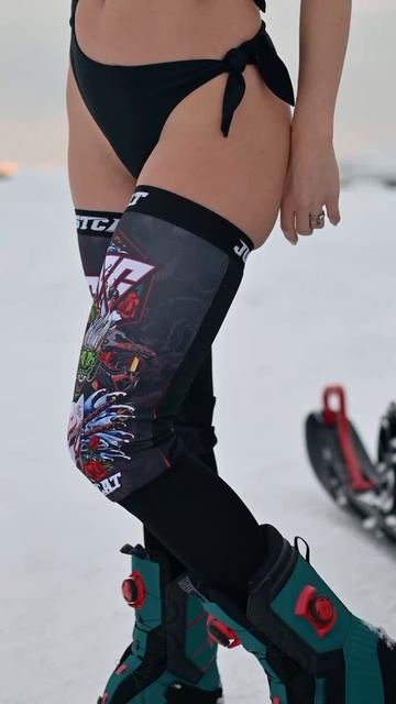 Девушка в чулках и снегоход, все что привлекает мужской взгляд - girl in stockings and a snowmobile