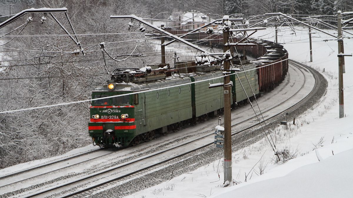 Поезда в красивом месте на Транссибе около остановочного пункта Саламатово. Декабрь 2021 года