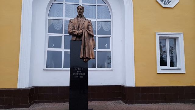 Памяти Бунина И.А. бюст на вокзале г.Ефремов Тульской обл.