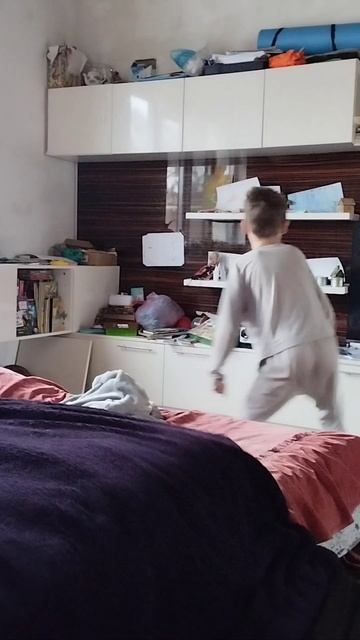 я снял то что делает брат в туалете.mp4