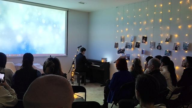 Играет Иван Жежель