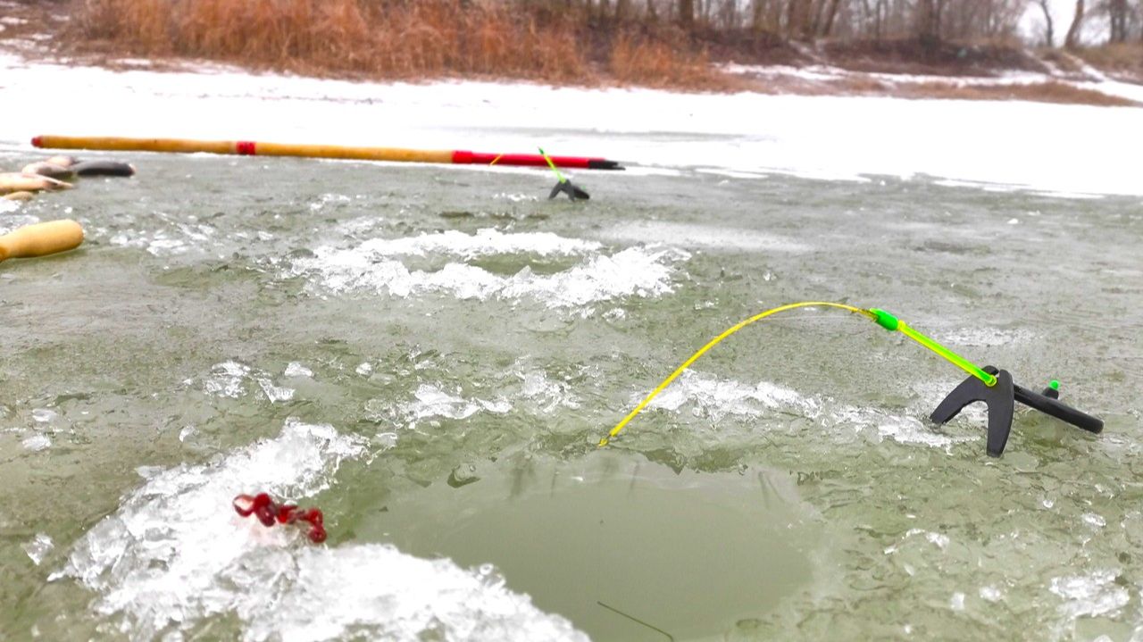 ПЕРВЫЙ ЛЁД - ЖОР КАРАСЯ!!! КЛЮЕТ СНОВА И СНОВА -ЗИМНЯЯ РЫБАЛКА НА МОРМЫШКУ