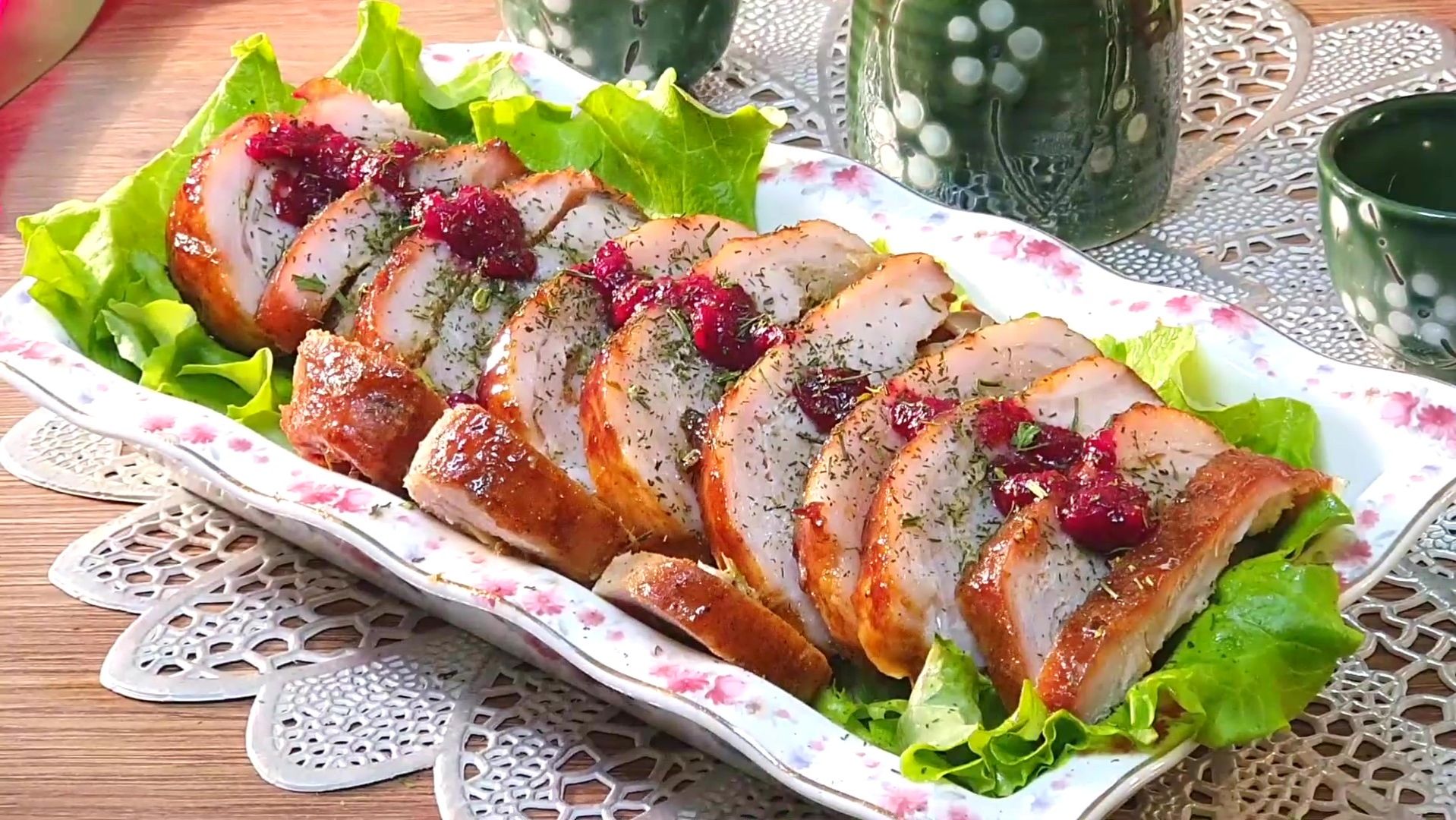 Глазированный рулет из свинины с грибами