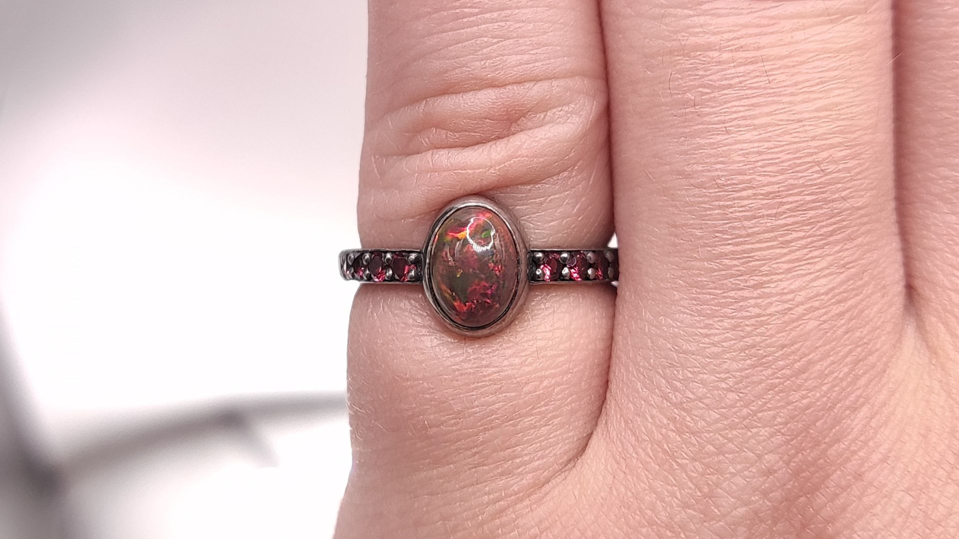 Кольцо с камнями чёрный Опал и Шпинель