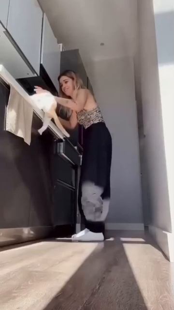 Не шути, моя принцесса, дай кусочек, крылышек.