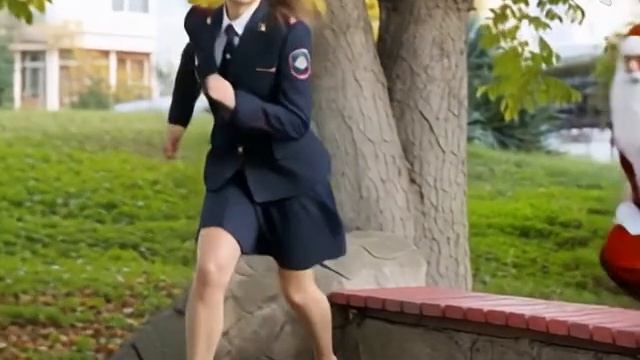 Женщина из полиции спешит за подарками в великий Устюг.