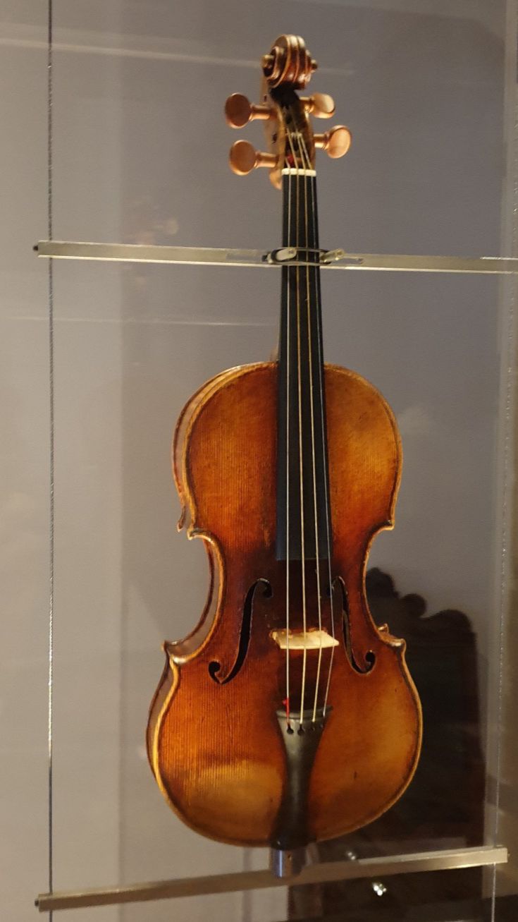 Мишка с куклой на скрипке