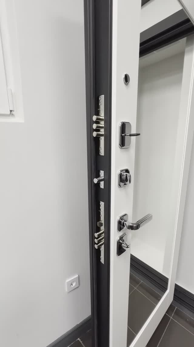 Стальная дверь Гардиан Flat 80 с зеркалом и шумоизоляцией