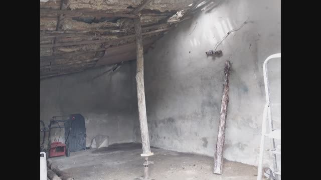 Как починить крышу из подручных средств, буквально за копейки!