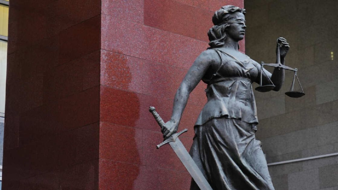 Напавшим на посольство РФ в Киеве вынесли заочный приговор