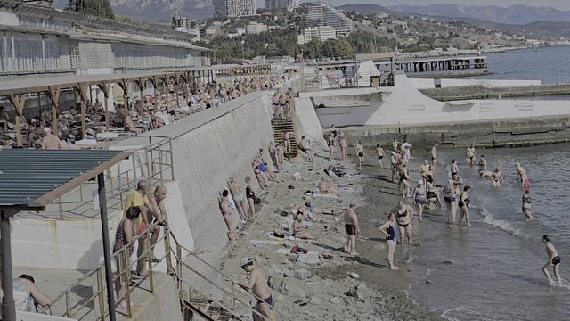 Аншлаг на пляже. Октябрь 2025 г.