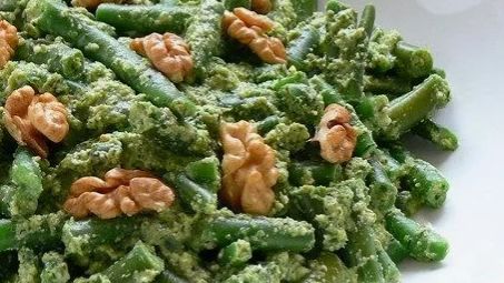 Фасоль зеленая с грецкими орехами.