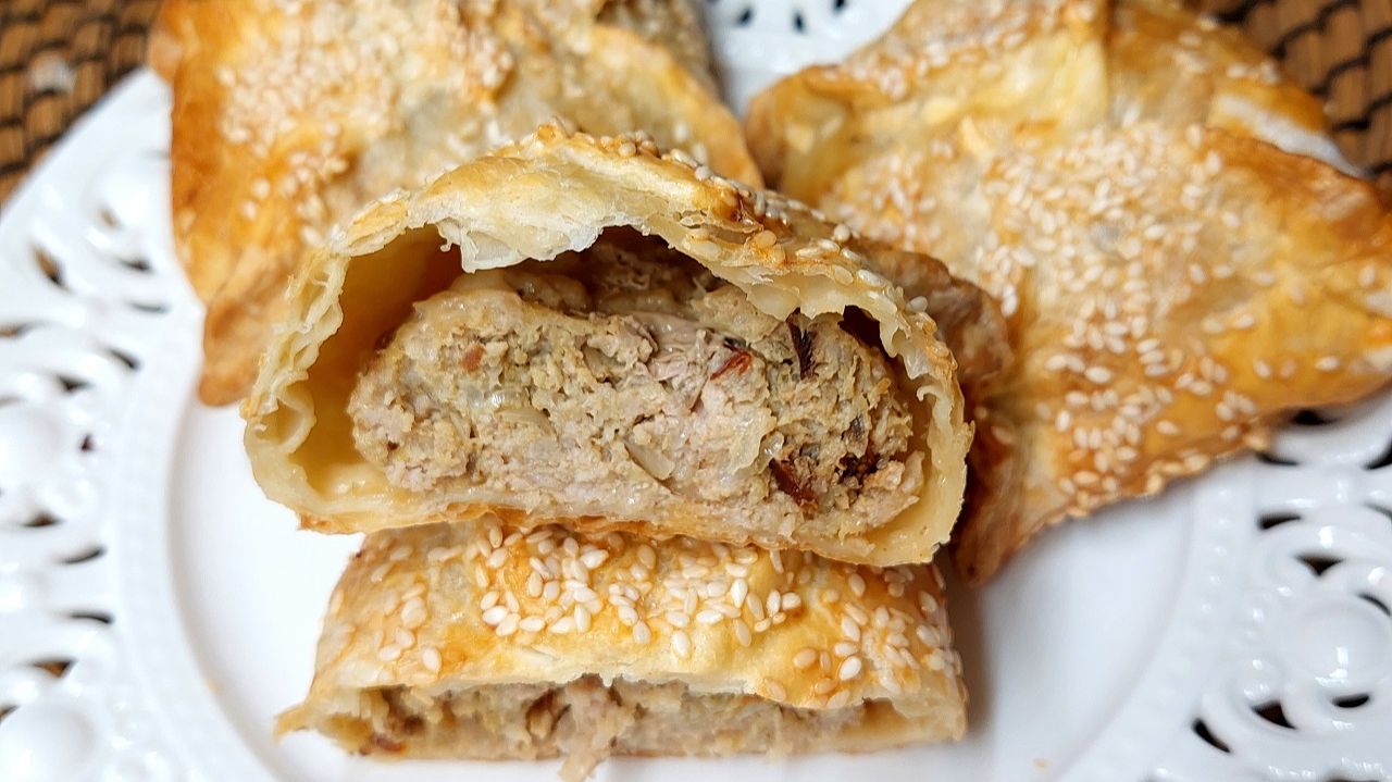 Экспресс самса из готового слоёного теста с сочной мясной начинкой.