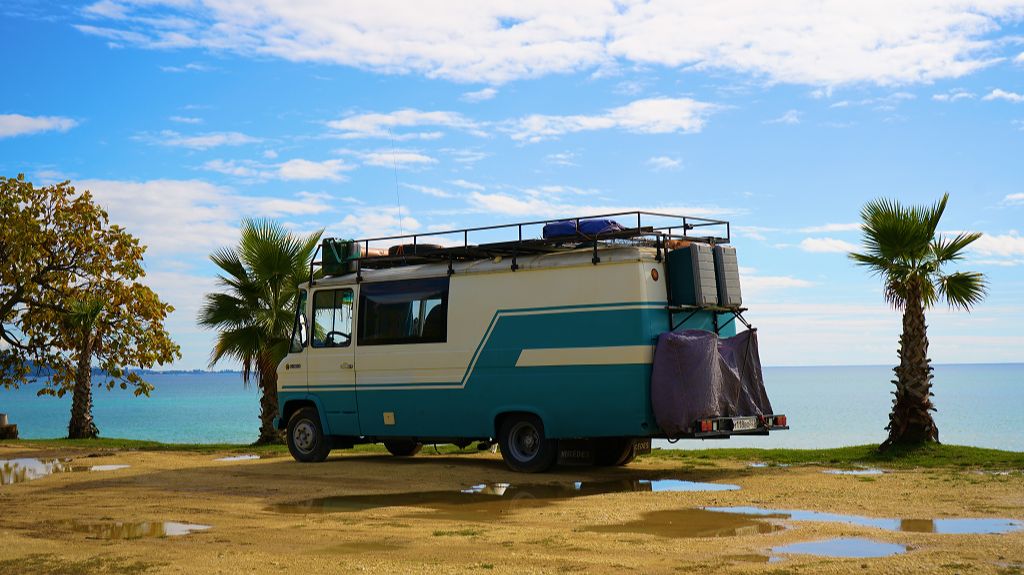 #15 Живем на бесплатной стоянке на берегу моря в Новом Афоне. Остались без электричества в Абхазии.