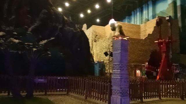 К аттракционам на паровозике самого большого парка развлечений в мире Остров мечты