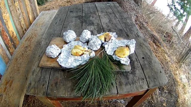Вкусный картофель c салом на углях. Походная кухня