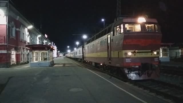 ЧС4Т-446 с поездом № 376 Москва – Воркута отправляется со станции Вологда-I