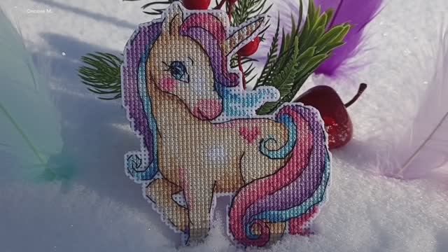 Лошадка-единорожка. Вышивка.mp4
