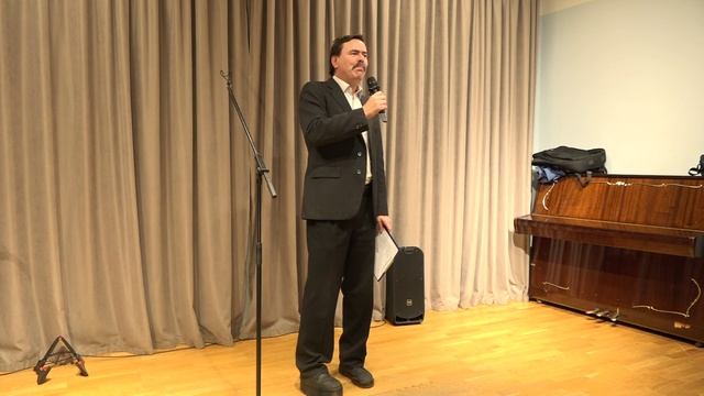 Константин Григорьев исполняет стихотворение "Улица Веерная"