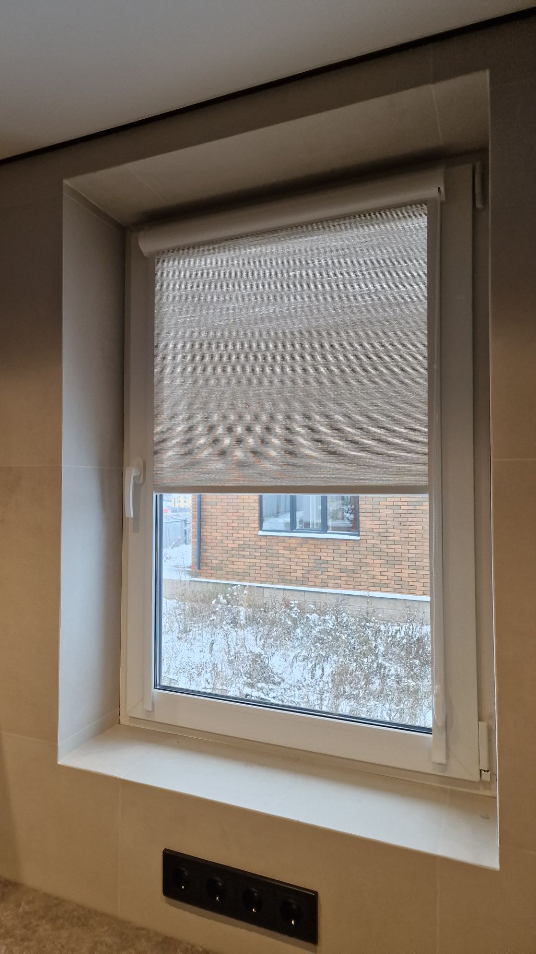 Кассетная рулонная шторка уни2. Ткань Корсо коричневый.