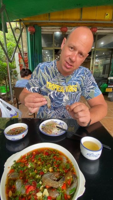 Морепродукты в Санья, Хайнань. Пробую сырые креветки в китайском ресторане.