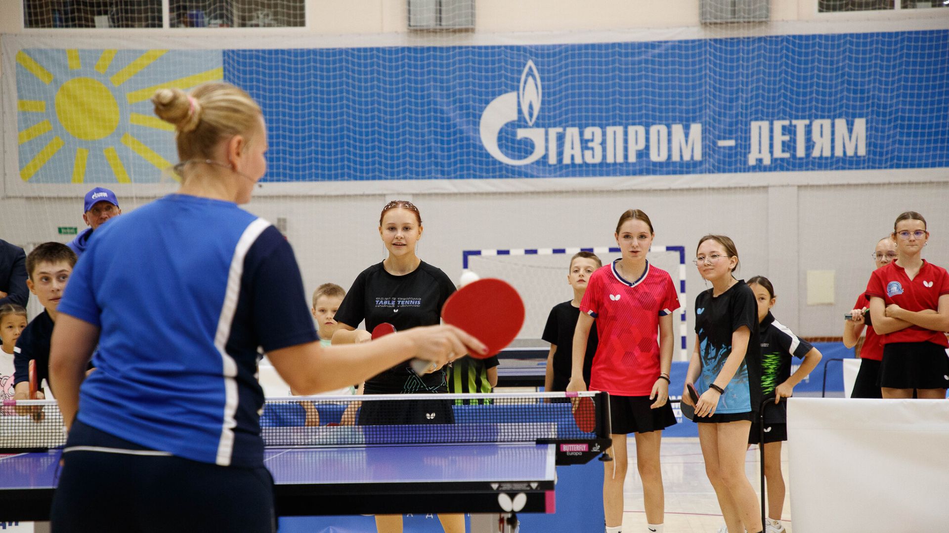 В рамках проекта "Газпром-детям" Яна Носкова провела мастер-класс по настольному теннису