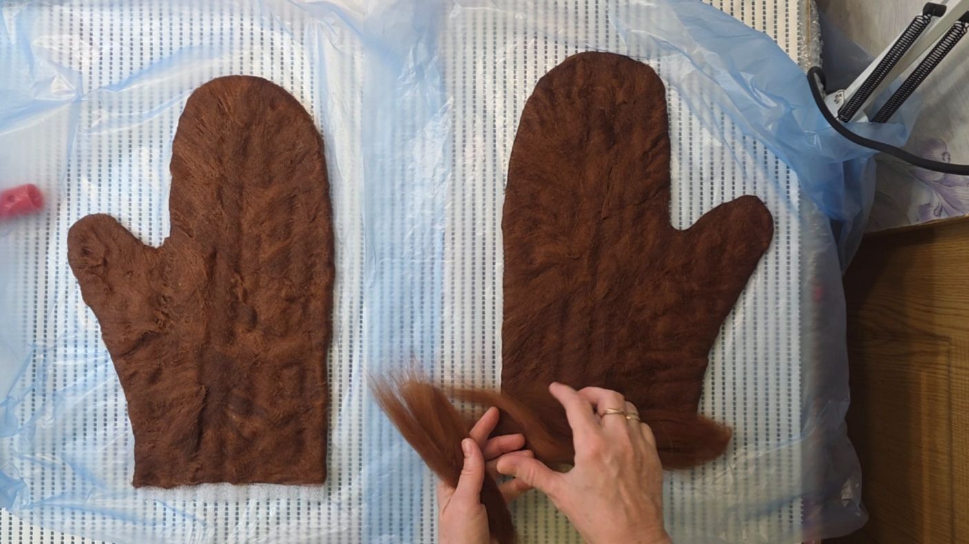 Валяние варежек . 1 часть . Выкройка , раскладка шерсти .