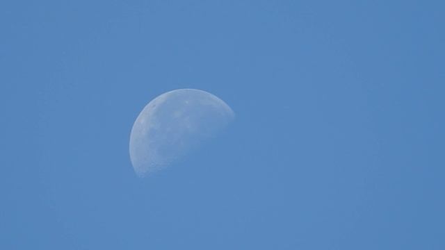 Дневная Луна. Загадочна и прекрасна