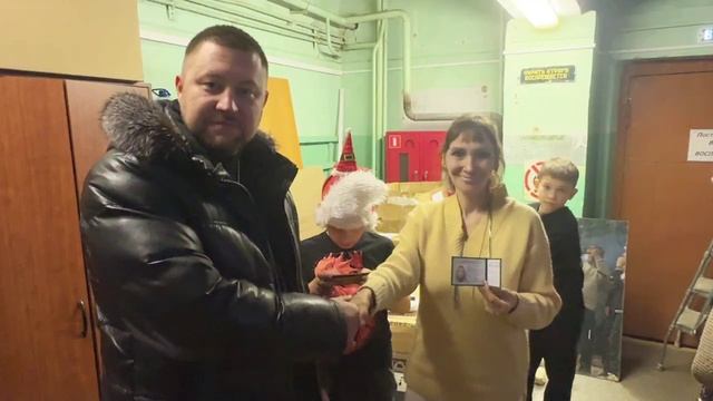 Вручение удостоверения волонтера Елене Раковой