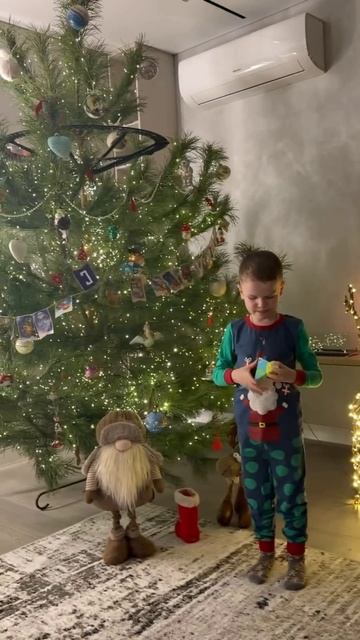 🦔 Новогоднее волшебство: Лев и пирамидка «Монетки» под елкой с поездом!
