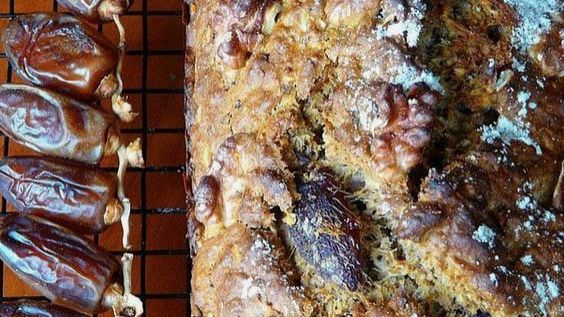 Коричневый хлеб с финиками.