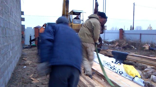 Устройство силового каркаса крыши из сборных деревянных балок.