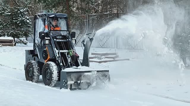 Погрузчик Волгодонец чистит снег