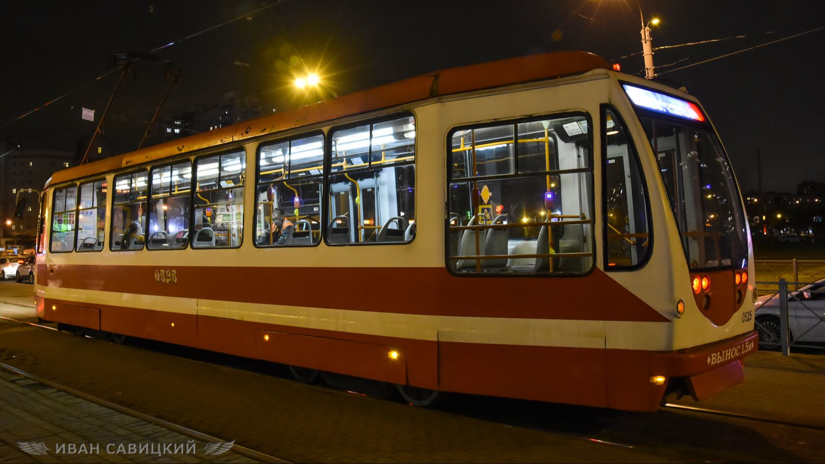 Вечер Трамвайного дня в Петербурге-трамваи заходят в депо