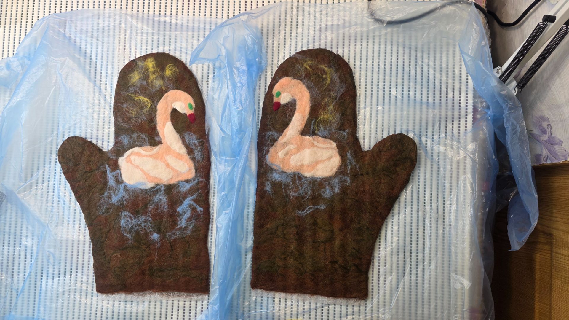 2 часть по валянию варежек. Рисую шерстью лебёдушку .