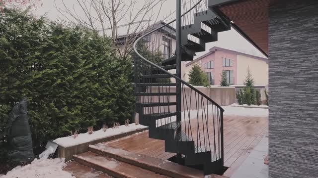 Винтовая лестница уличная