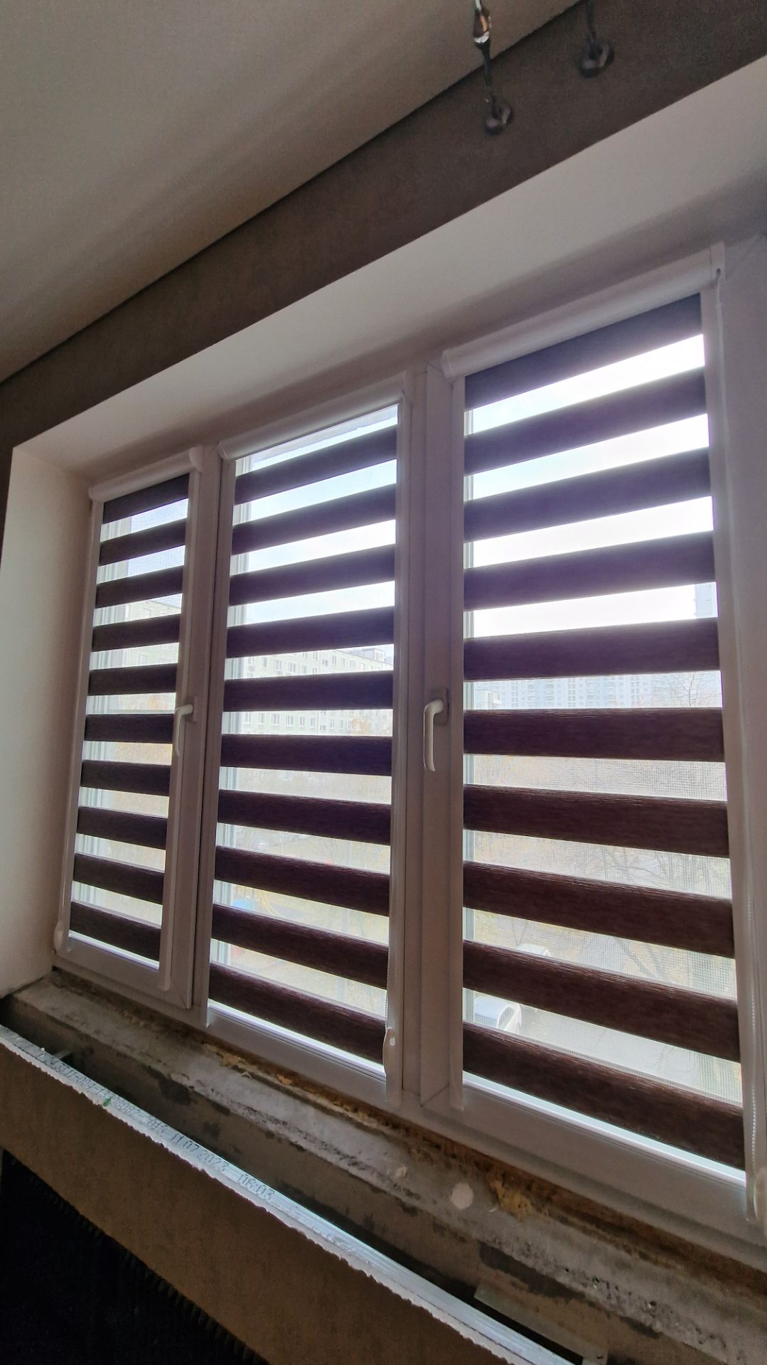 Кассетные рулонные шторки уни2 зебра (день-ночь). Ткань Палермо 14.