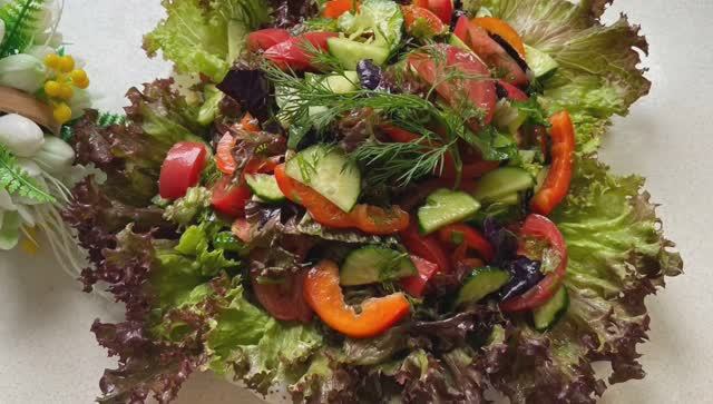 Салат с помидорами и базиликом. Лёгкий летний салат