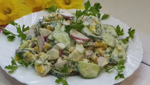 Салат на каждый день. Салат весенний с редиской и кукурузой.
