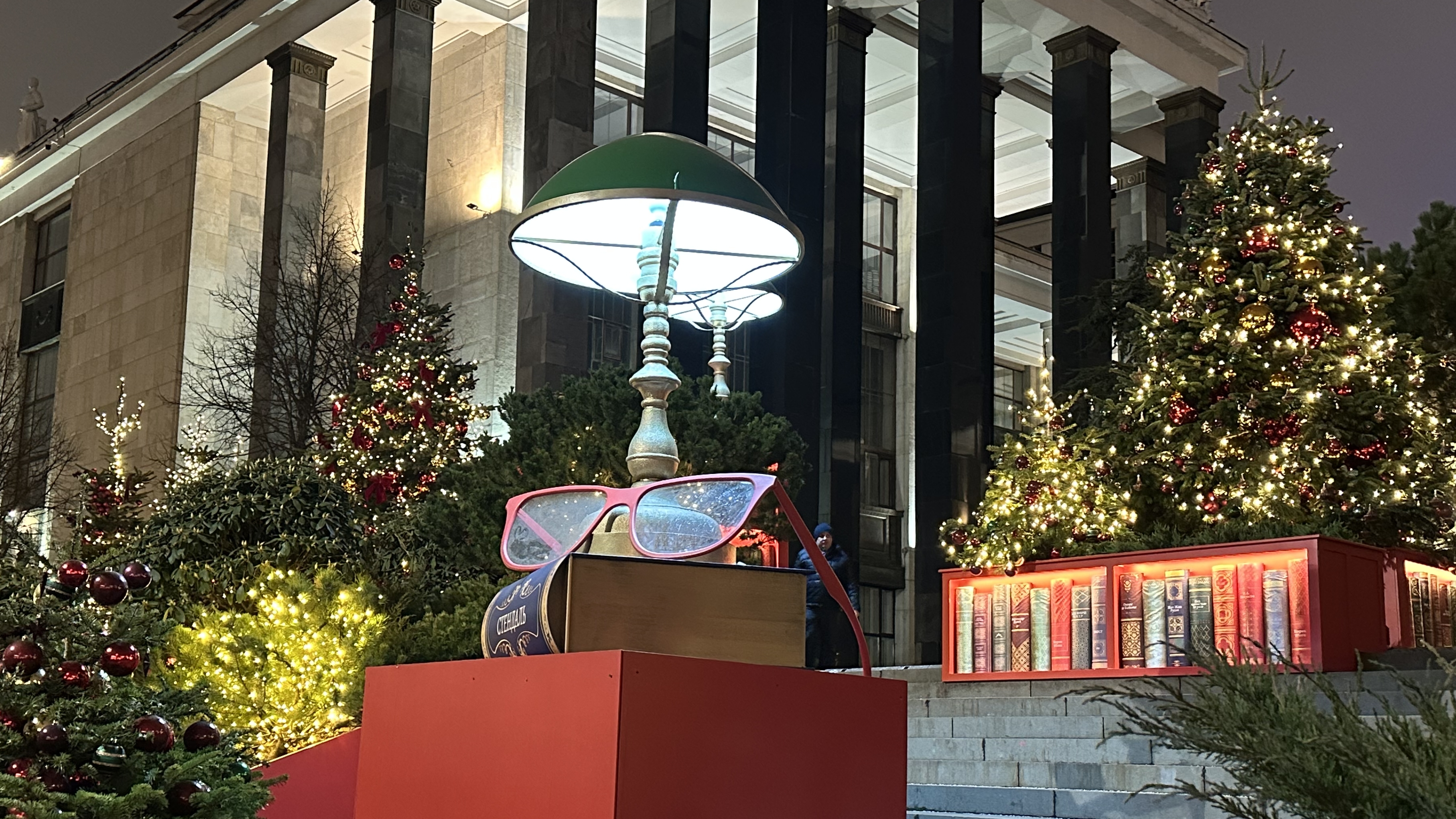 Зима в Москве. Новогодняя библиотека на Воздвиженке.