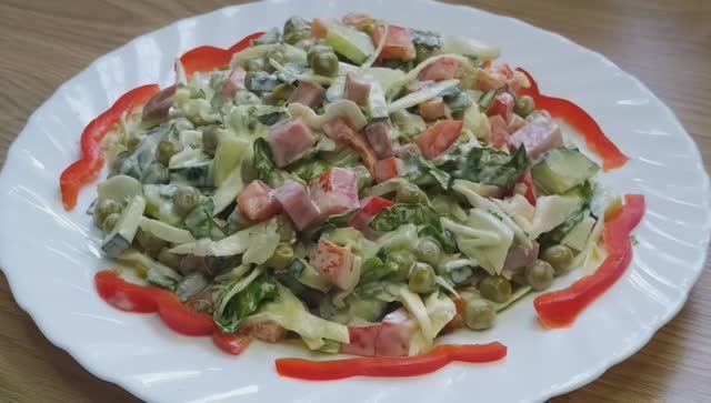 Салат на каждый день. Очень вкусный витаминный салат с капустой .